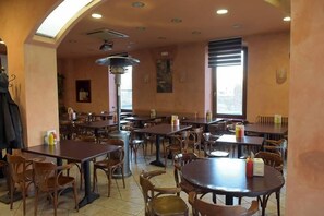 Café da manhã, almoço e jantar; culinária mediterrânea