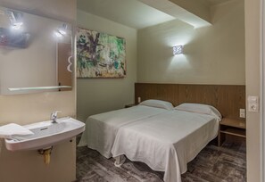 Escrivaninha, cortinas blackout, camas extras/dobráveis (sobretaxa)