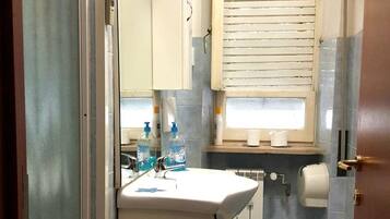 Um polibã, artigos de higiene pessoal grátis, um secador de cabelo