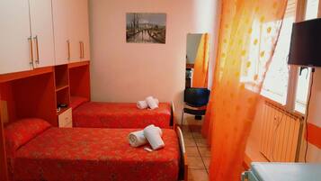 Cofre no quarto, com decoração personalizada