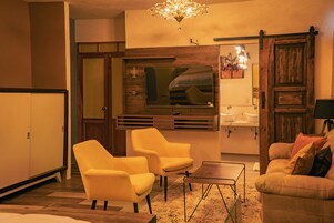 Suite-Estúdio Romântica | Cortinas/cortinados opacos, ferro/tábua de engomar, Wi-fi grátis