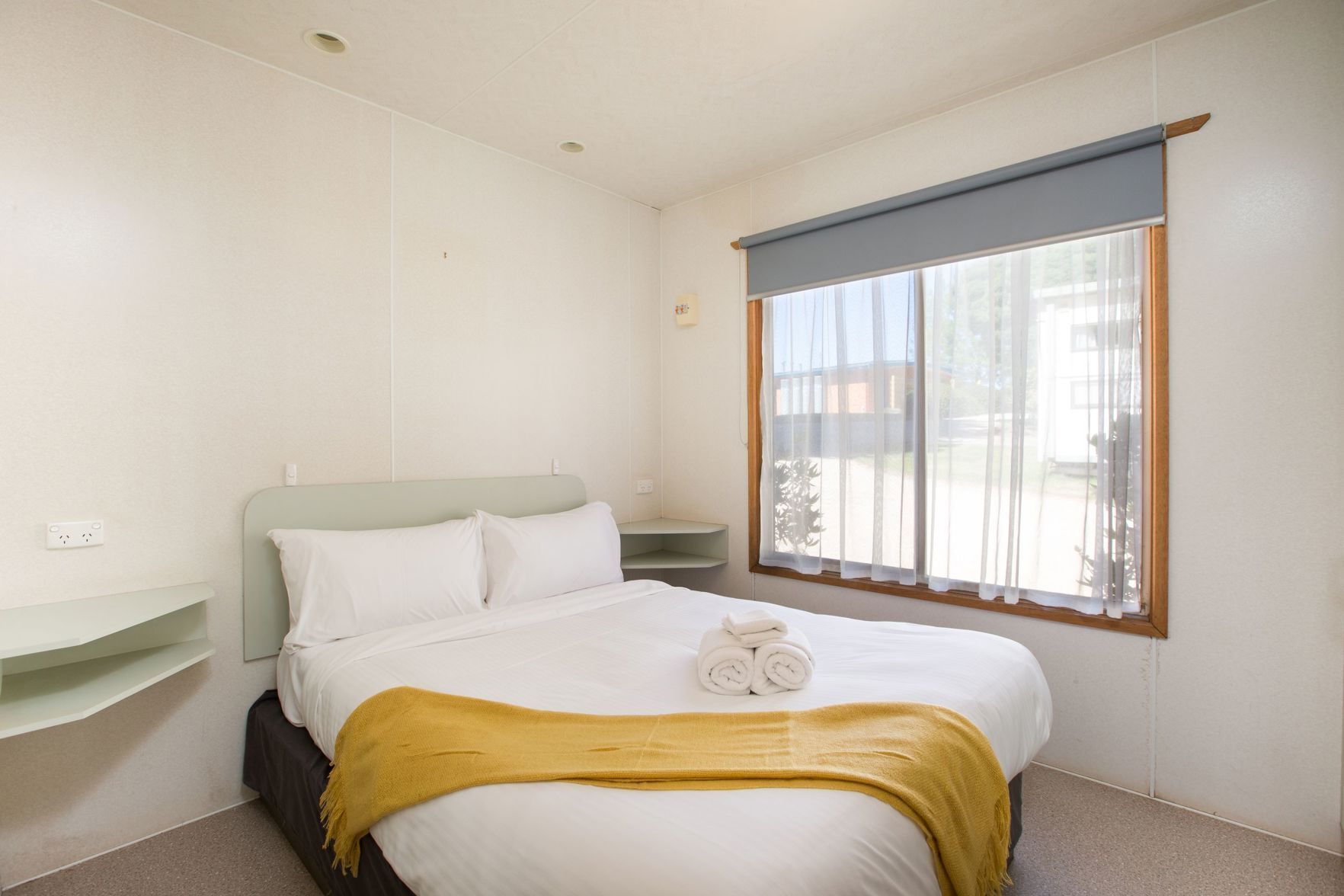 Com mobília individualizada, roupa de cama fornecida 