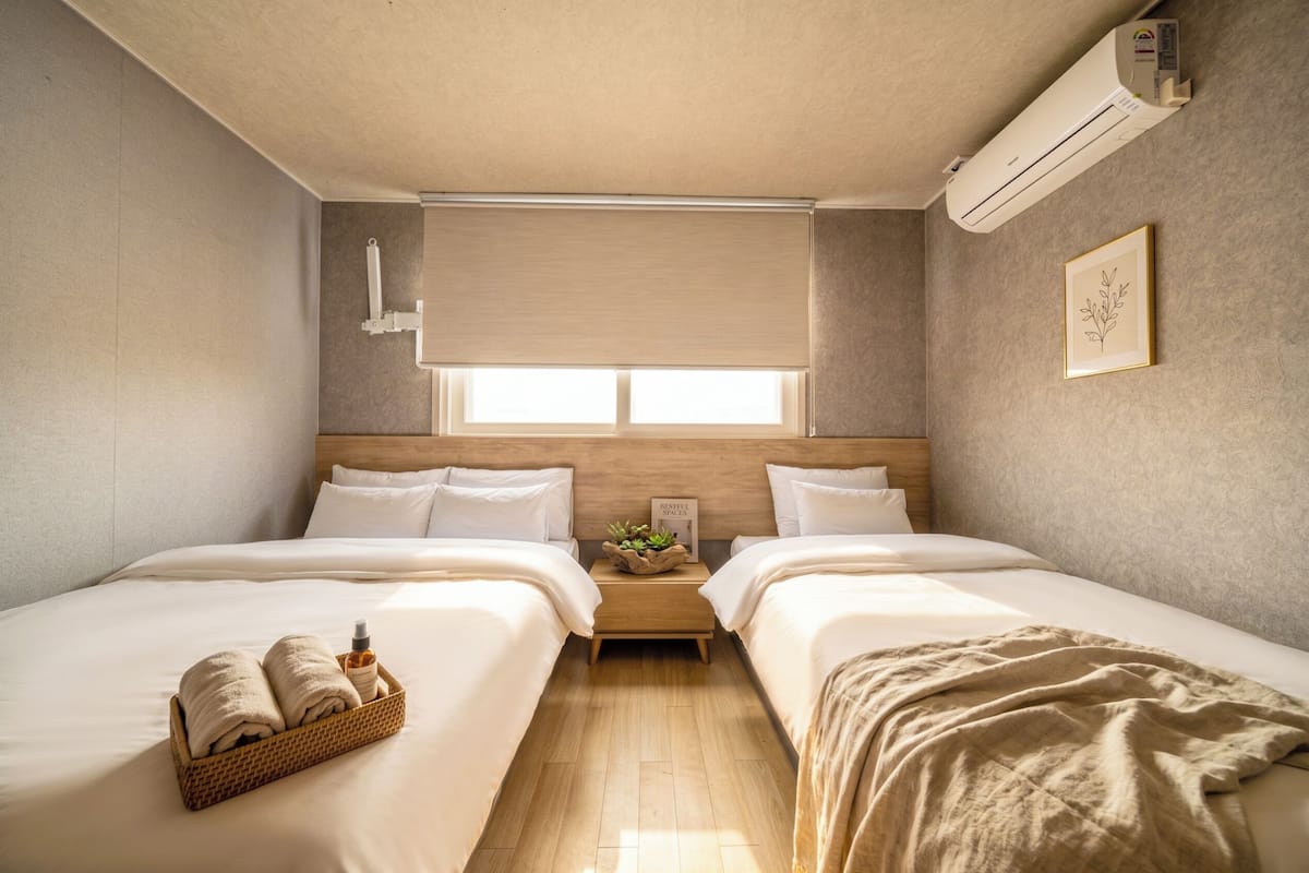 Quarto Twin Familiar, Vista para a cidade | Roupa hipoalergénica, edredões de penas, minibar grátis