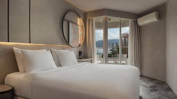 Quarto, vista parcial para o mar | Roupas de cama premium, frigobar, cofres nos quartos, cortinas blackout