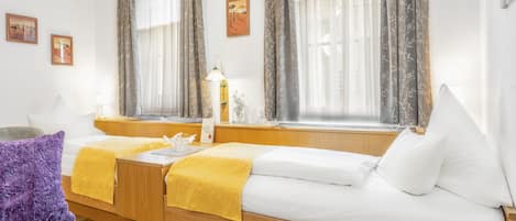 Quarto Twin | Minibar, cofre no quarto, secretária, berços/camas para crianças