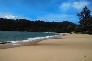 Perto da praia, areia branca, 10 bares na praia