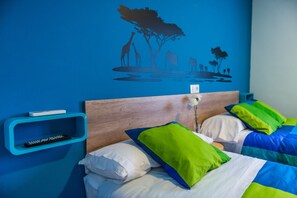 Quarto família | Escrivaninha, cortinas blackout, Wi-Fi de cortesia, roupa de cama