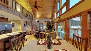 Casa, 3 quartos | Cozinha privada | Um frigorífico, um micro-ondas, uma cafeteira/bule 