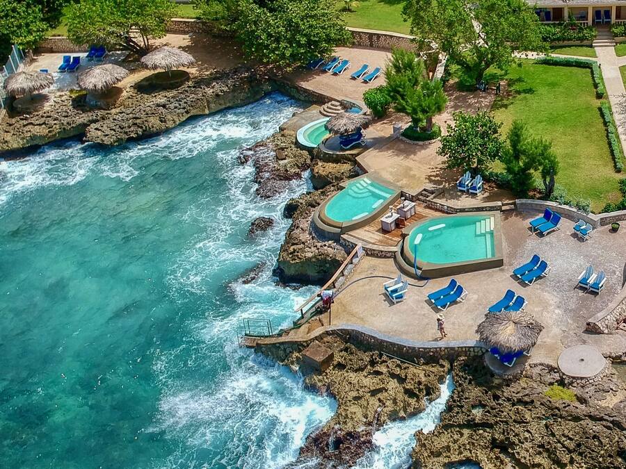 4 piscinas exteriores, guarda-sóis, espreguiçadeiras