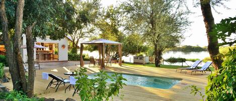 Piscina exterior, guarda-sóis, espreguiçadeiras