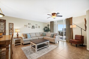 Apartamento em Condomínio Fechado, 3 quartos, 2 casas de banho, vista para o mar (Heron 608) | Sala de estar | TV de ecrã plano, leitor de DVD 