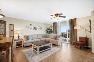 Apartamento em Condomínio Fechado, 3 quartos, 2 casas de banho, vista para o mar (Heron 608) | Sala de estar | TV de ecrã plano, leitor de DVD