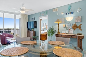 Condo, 3 quartos, 2 banheiros, vista para o mar (Sandpiper 604) | Opções para refeição no quarto