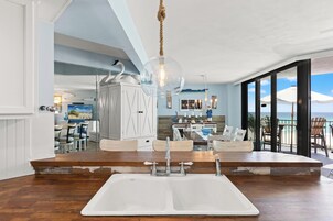 Apartamento em Condomínio Fechado, 2 quartos, vista para o oceano (205E) | Cozinha privada | Um frigorífico, um micro-ondas, um forno, uma placa de cozinha