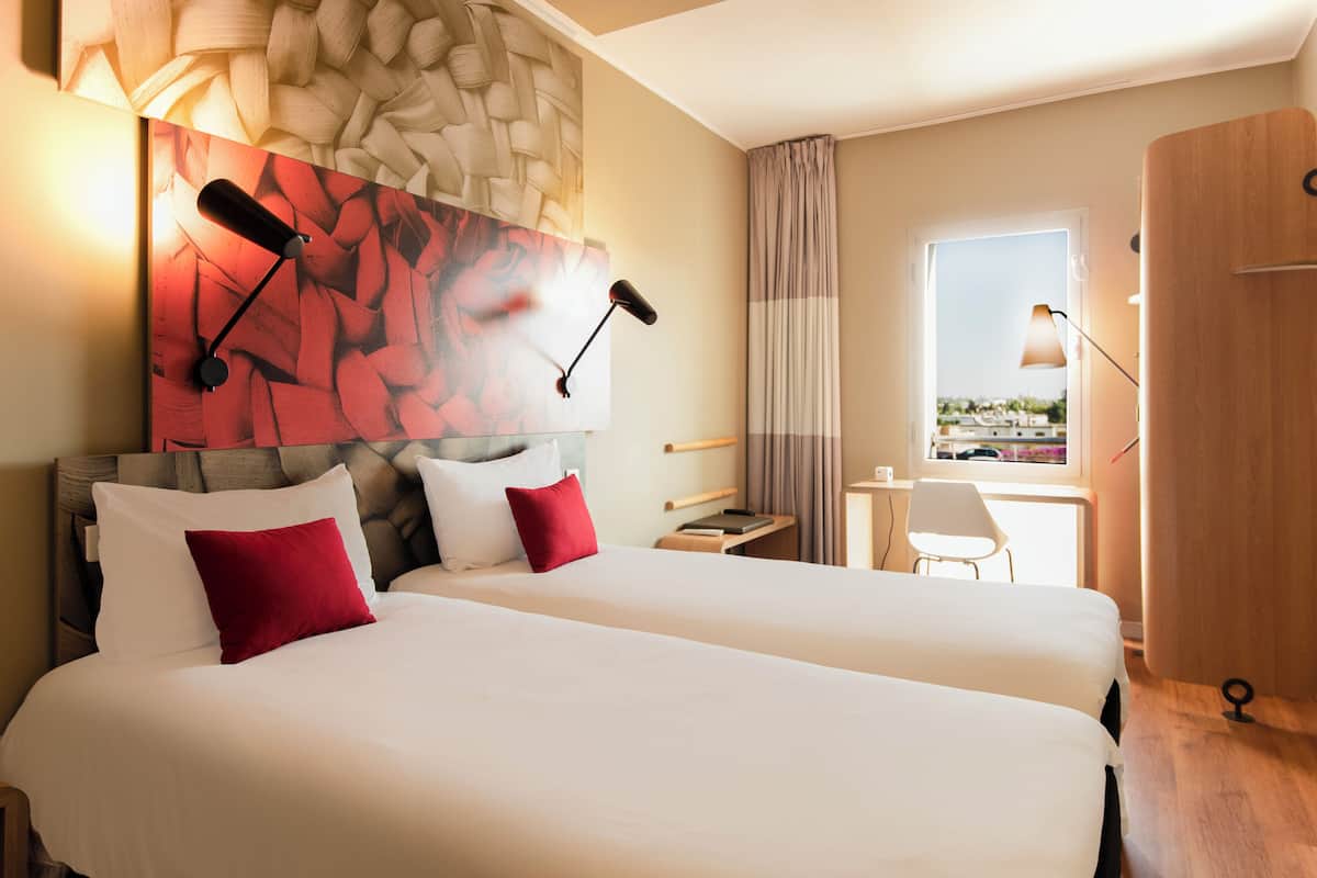 Quarto Standard, 2 camas individuais | Secretária, secretária adequada para computadores portáteis