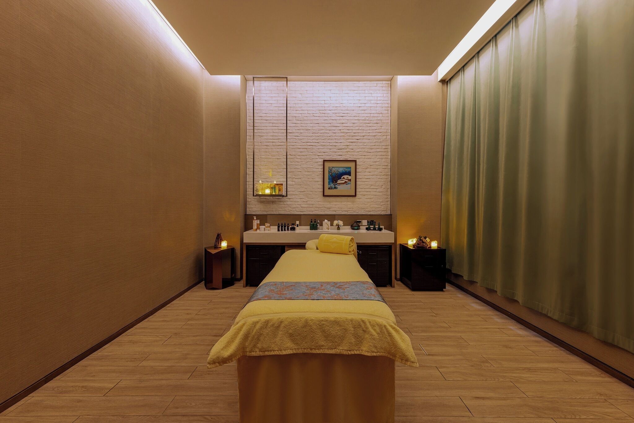 Um quarto com cama, penteadeira com espelho e janela com cortinas.