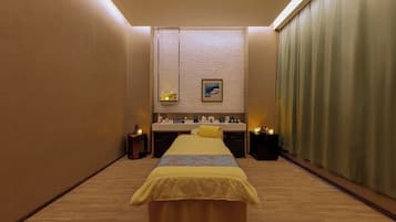 Um quarto com cama, penteadeira com espelho e janela com cortinas.