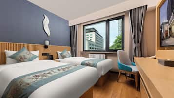 Quarto duplo urbano | Camas com colchões de espuma com sistema de memória, escrivaninha