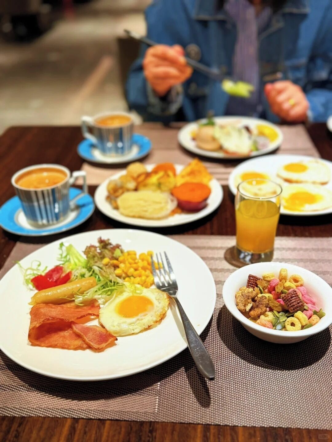 Café da manhã com buffet grátis todos os dias