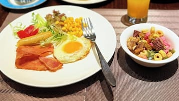 Café da manhã com buffet grátis todos os dias