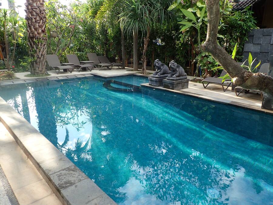 Piscina exterior, espreguiçadeiras