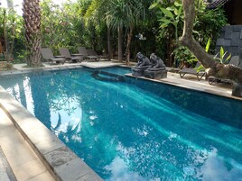 Piscina exterior, espreguiçadeiras 