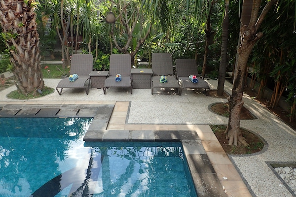 Piscina externa, espreguiçadeiras