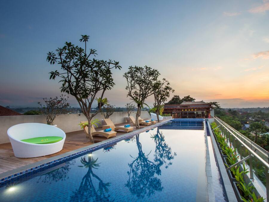 Piscina externa, funciona das 7h às 19h, guarda-sóis, espreguiçadeiras