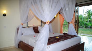 Escrivaninha, quartos à prova de som, Wi-Fi de cortesia, roupa de cama