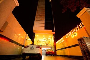 Fachada da propriedade à noite