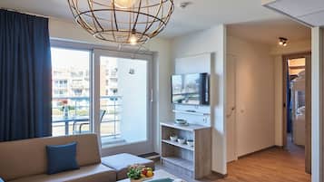 Spacious Family suite | 4p | Sala de estar | Televisor de ecrã plano de 15 polegadas com canais por cabo, televisor