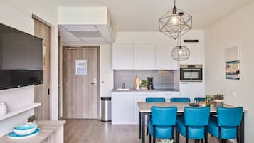Spacious family suite | 2 adults - 3 kids | Cozinha privada | Um micro-ondas, uma cafeteira/bule, uma chaleira elétrica