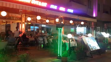 Pequenos-almoços, almoços, jantares servidos, cozinha internacional