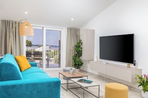 Apartamento Superior, 2 quartos, varanda, vista para o mar | Sala de estar | Televisor de ecrã plano de 60 polegadas com canais via satélite 