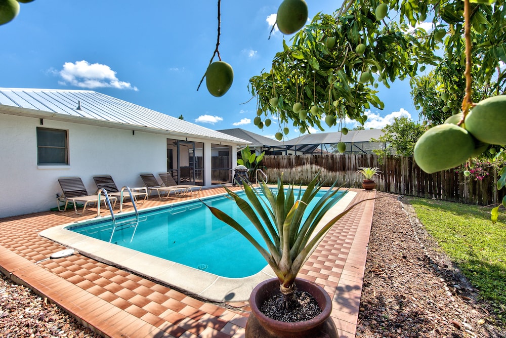 Avanti Vacation Rental, Relaxing 3-br Retreat With Private Pool Minutes From Vanderbilt Beach And Delnor-wiggins State Park. Enjoy Southern Exposure, Bbq Area, And Pet-friendly Comfort - Naples Park, FL