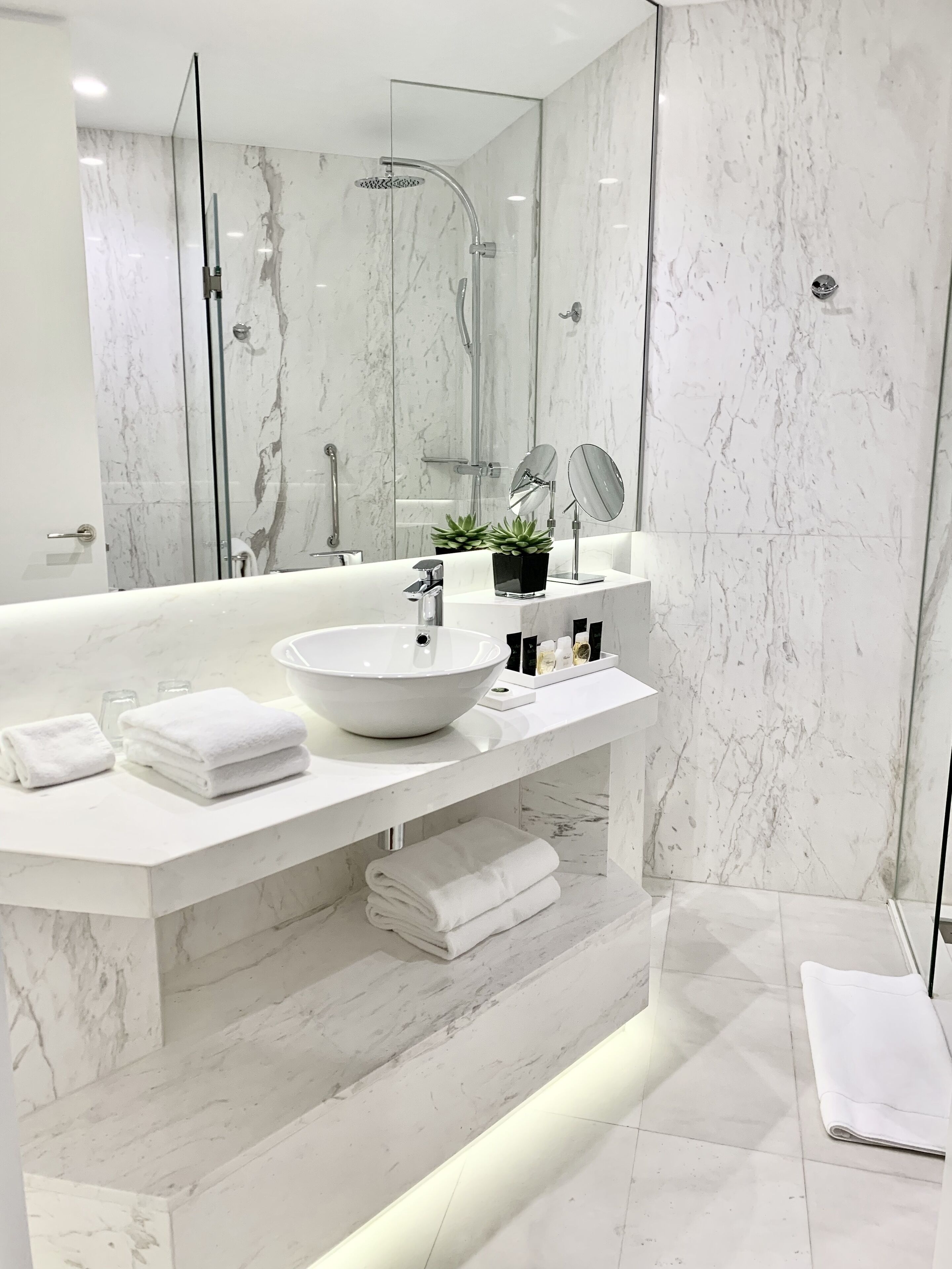 Superior Suite, 2 Bedrooms (Old town view, 125 m2) | Banheiro | Produtos de toalete de grife, secador de cabelo, roupões de banho 