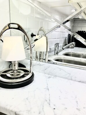 Luxury Deluxe Suite, 1 Bedroom (Market Square view, 65 m2) | Cozinha privada | Geladeira grande, micro-ondas (mediante solicitação), fogão, cooktop