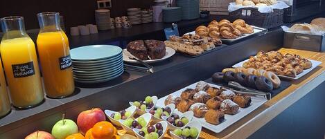 Pequeno-almoço tipo buffet diário (9.50 EUR por pessoa)