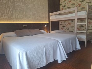 Quarto família | Escrivaninha, Wi-Fi de cortesia, roupa de cama