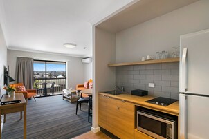 Apartamento, 2 quartos, kitchenette | Cozinha privada | Um frigorífico, uma cafeteira/bule, uma chaleira elétrica 