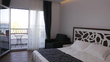 Minibar, cofre no quarto, secretária, berços/camas para crianças grátis