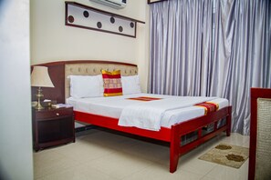 Quarto Duplo Standard | Minibar, cofre no quarto, secretária, cortinas/cortinados opacos 