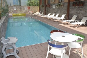 Piscina exterior, guarda-sóis, espreguiçadeiras 