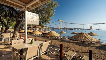 Uma praia privada, toldos de praia (sobretaxa), espreguiçadeiras