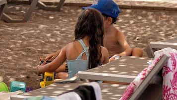 Praia particular, espreguiçadeiras, guarda-sóis, bar na praia