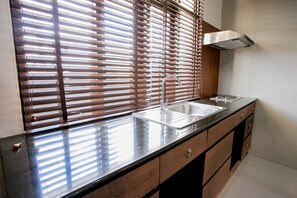 Quarto Executivo | Cozinha privada | Um frigorífico, uma cafeteira/bule, uma chaleira elétrica 