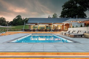 Piscina externa sazonal, funciona das 8h às 20h, guarda-sóis