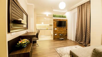Apartamento, varanda | Sala de estar | TV de ecrã plano