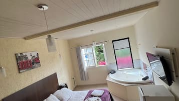 Suite Premium | 1 quarto, roupa de alta qualidade, minibar, com decoração personalizada