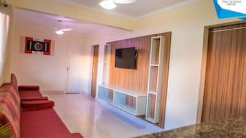 Apartamento | Sala de estar | TV de ecrã plano